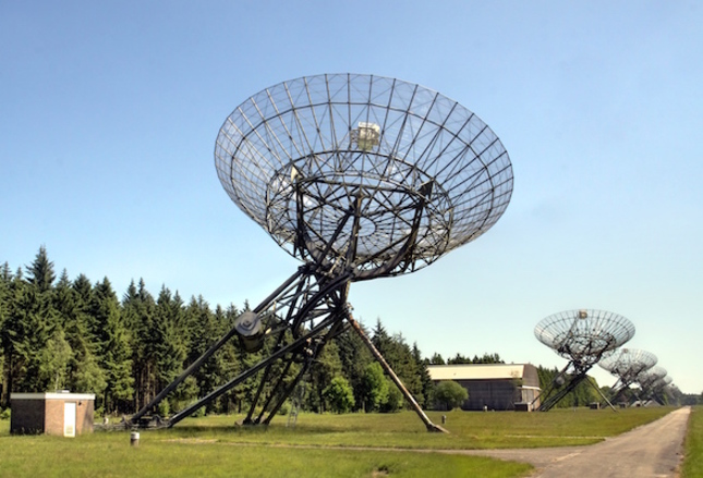 LOFAR is een vermomde supertelescoop in het Drentse veen, de grootste radiotelescoop in zijn ...
