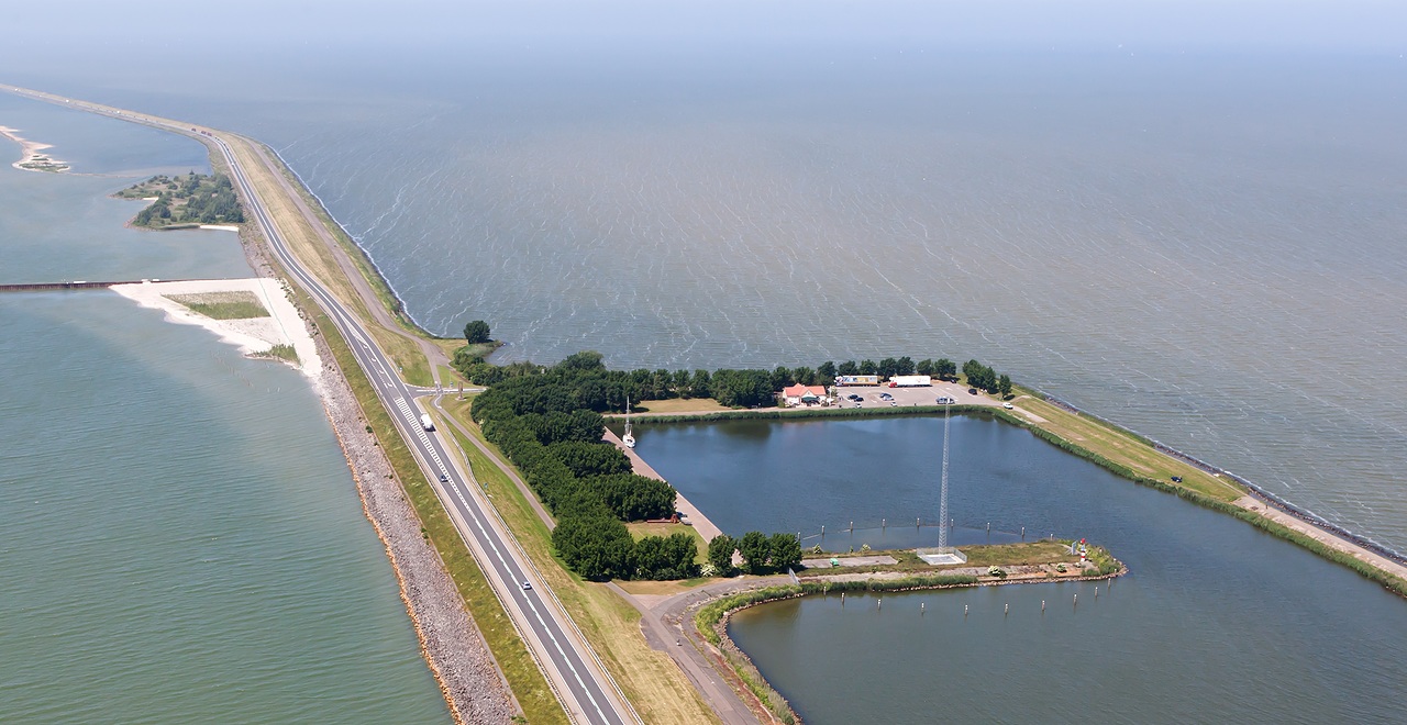 Rijkswaterstaat gaat de Houtribdijk in het IJsselmeer veiliger maken ...