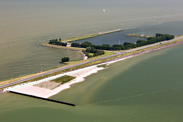 Rijkswaterstaat gaat de Houtribdijk in het IJsselmeer veiliger maken ...